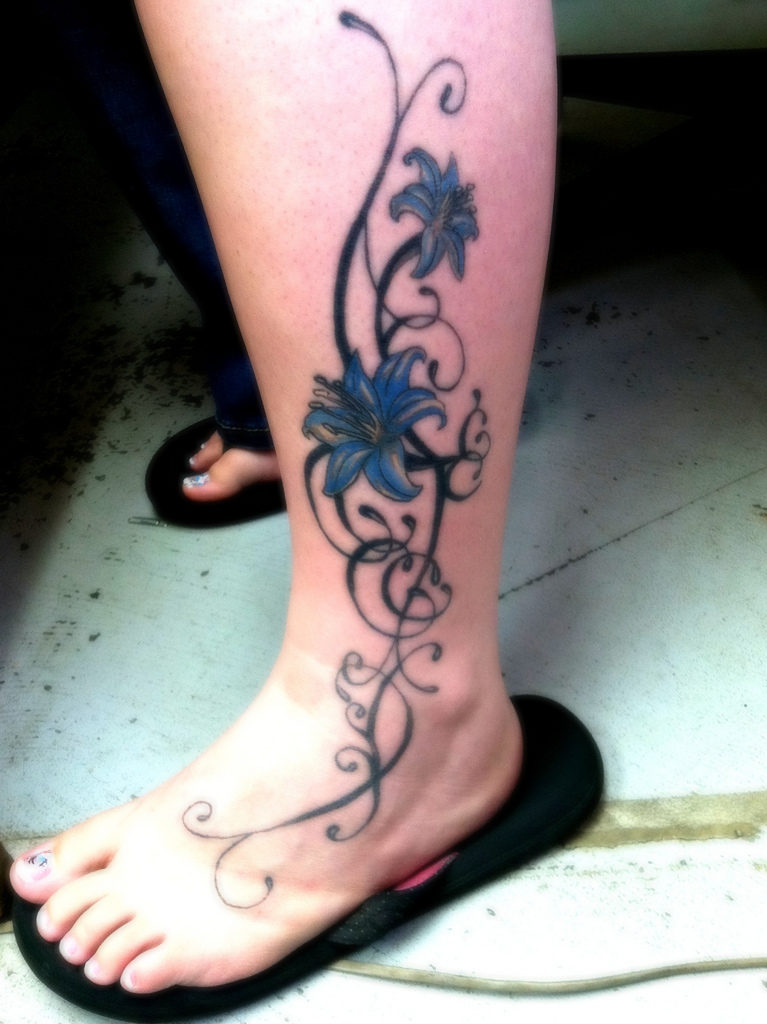 35 Beautiful Lily Flower Tattoo Designs – SheIdeas